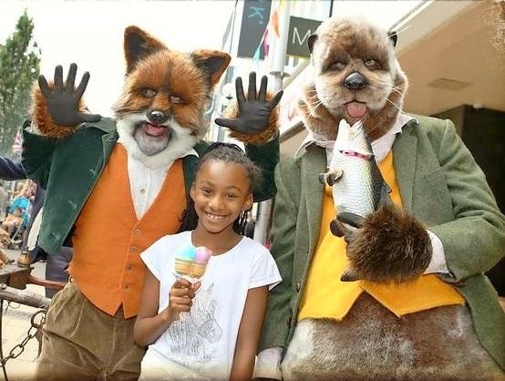 Hire / Book Otto & Ted - Walkabout Otter & Fox | Contraband Events