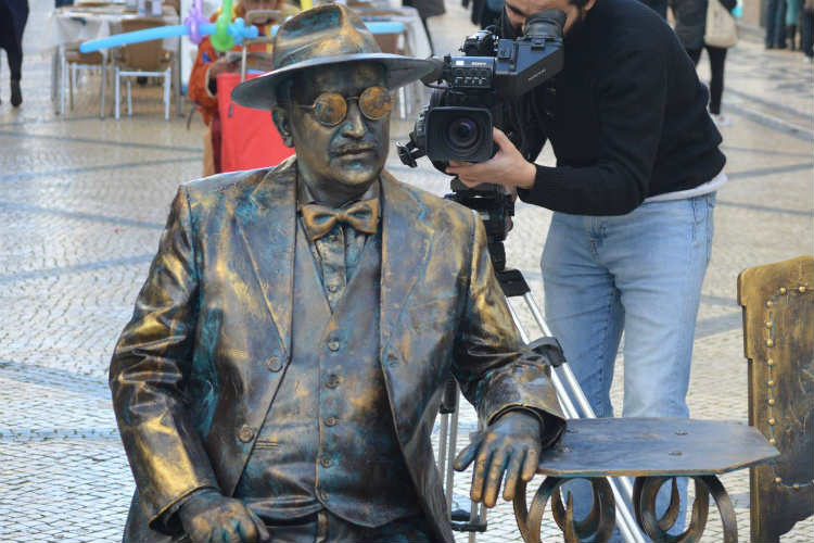 Hire / Book Human Statue - Staticman | Contraband Events